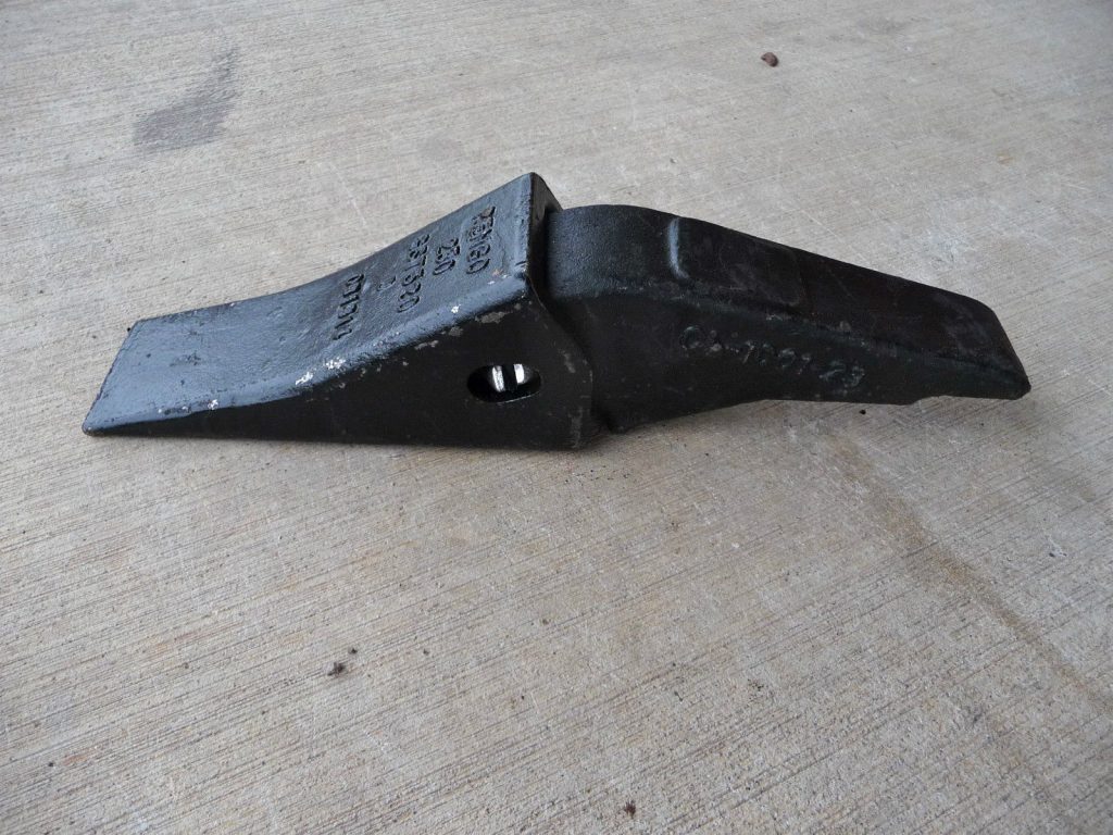 Weld on Style Cast Bucket Tooth and Shank – Skid Steer Attachment Depot