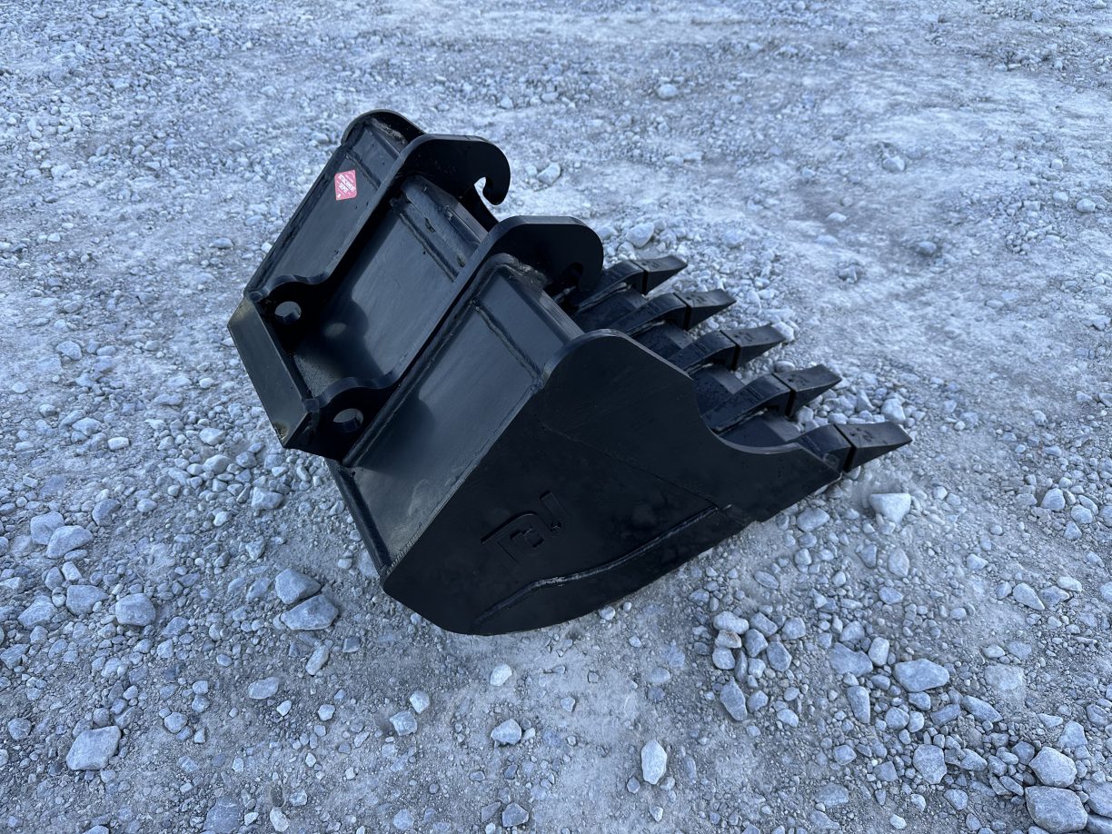 24″ Tooth Excavator Bucket Fits Bobcat Quick X Change for 6,000 ...